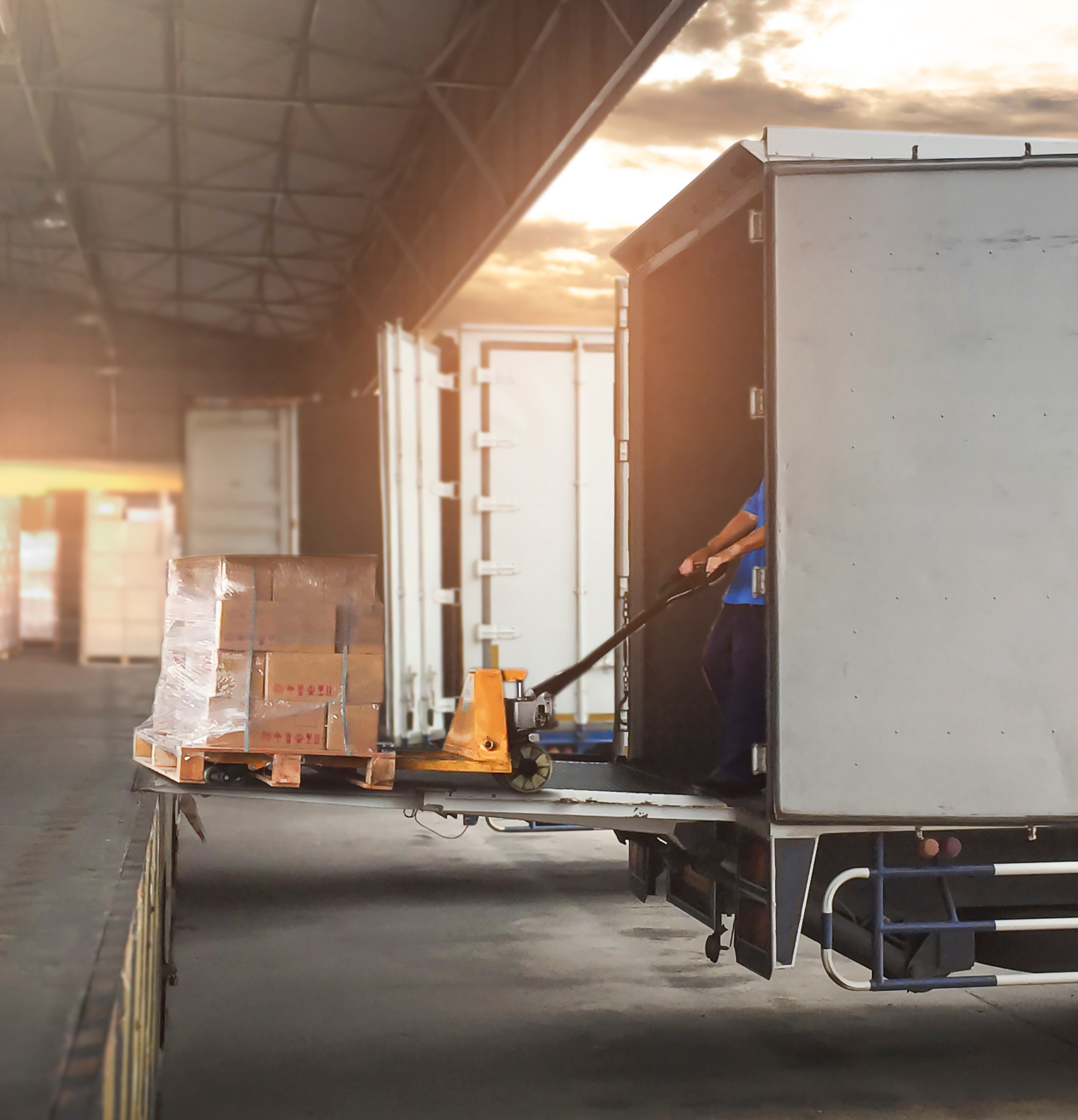 Domestic Transportation Solutions | LTL, FTL & Expedited Freight